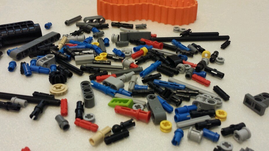LEGO TECHNIC Assortment Gears Connectors Pins Covers parts pieces lot#7 ...
