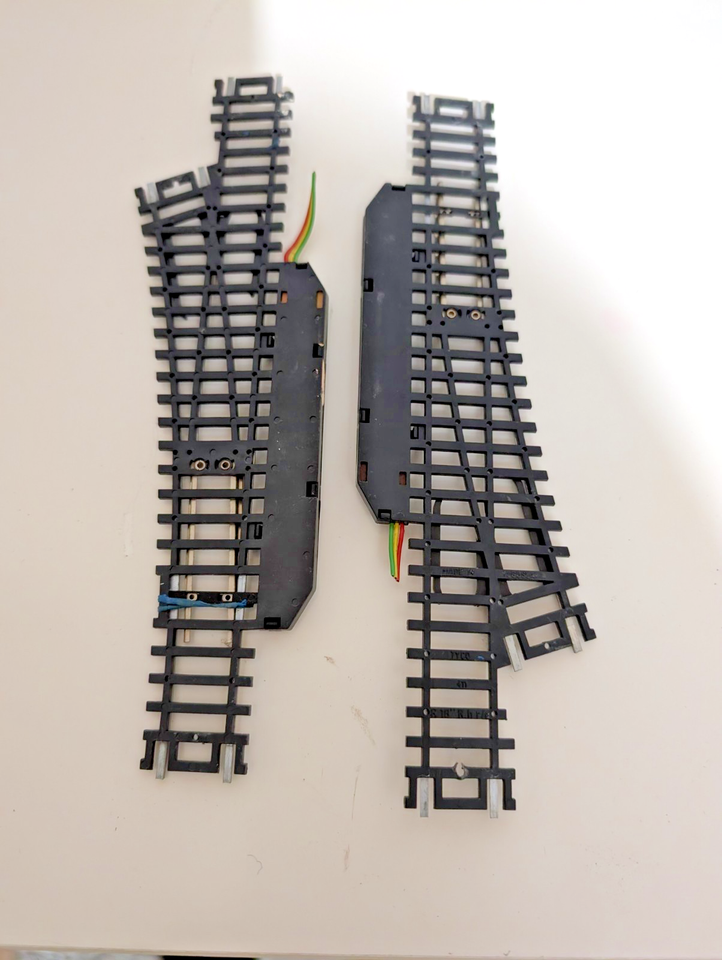Pair of Tyco HO Model Train Track 411 RH (R 18") Remote Control Switch ...