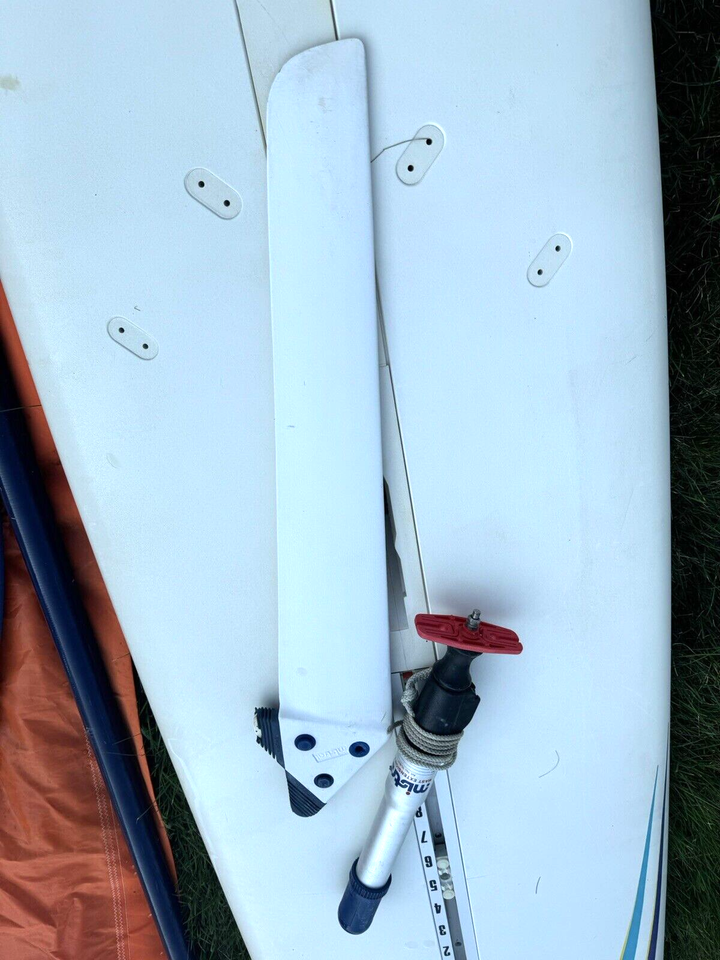 Mistral MAUI Sailboard + Sail + Extension - Mast + Boom - Excellent ...