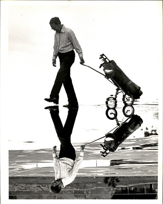 LAE3 1980 Original Photo DEJECTED GOLFER STOPPED BY RAIN @ GOLF COURSE ...