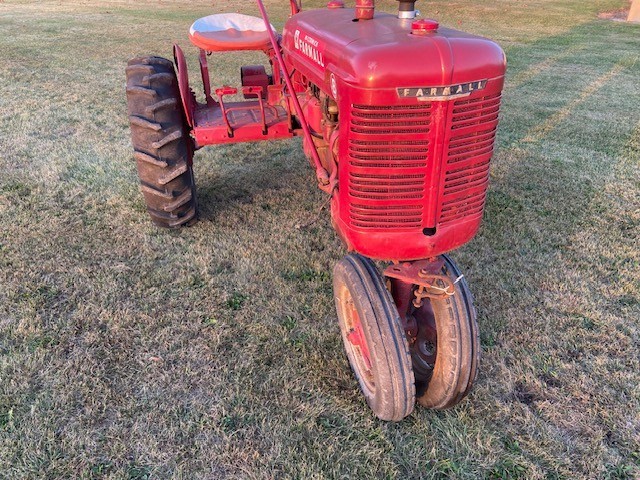 Farmall B IH tractor Runs drives good PTO & drawbar 98% tread tires ...