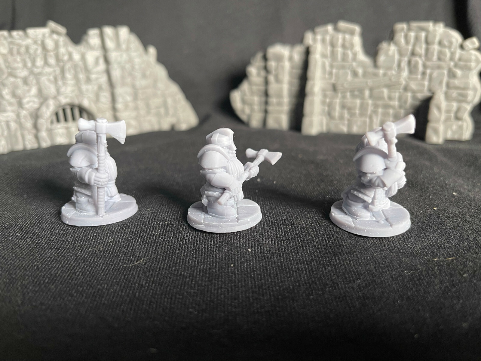 3 Iron Hills Dwarves with Mattocks 28mm Miniatures Middle Earth LOTR ...