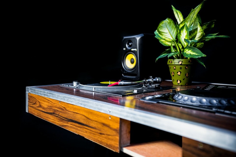 DJ Table/ Desk for Pioneer CDJ's, Technics, DJM 900 (Equipment not ...