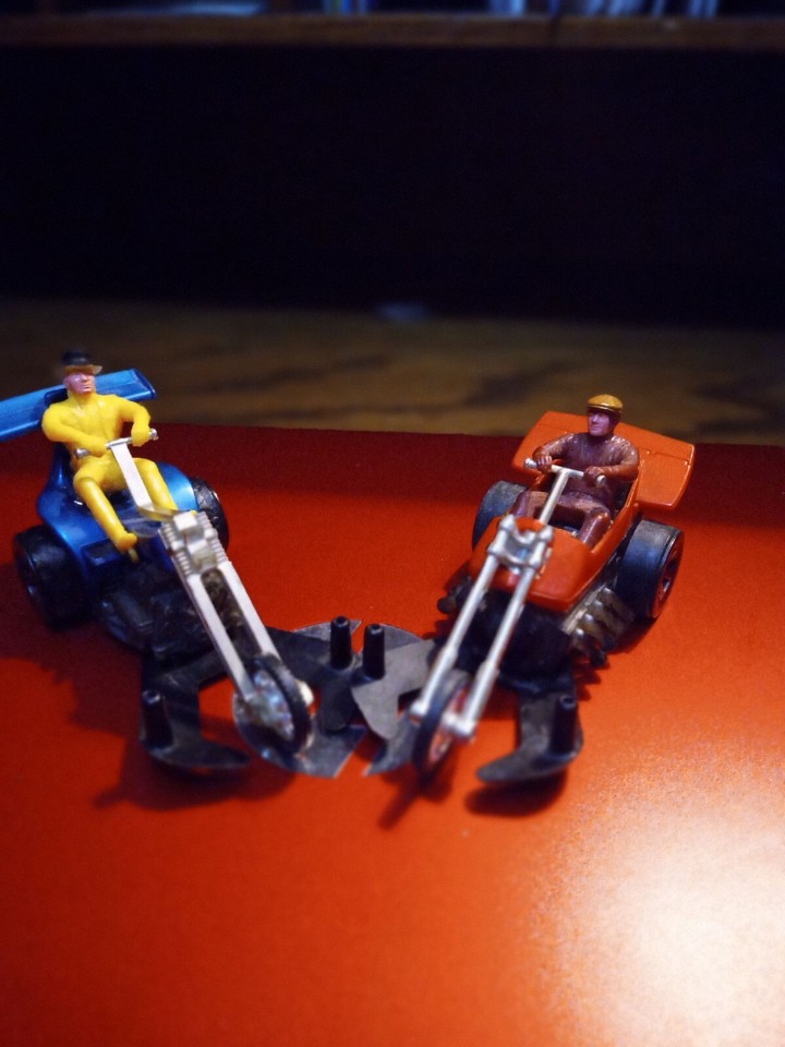 HOT WHEELS- SIZZLER RUMBLER CHOPCYCLES WITH INCLUDED DRIVERS & GUIDE ...
