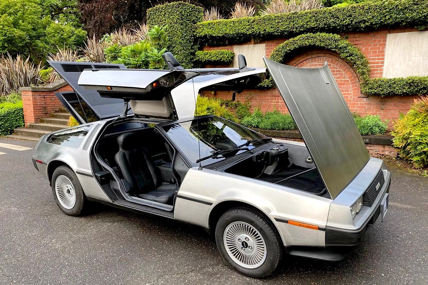 1981 DeLorean DMC-12 with Matching Nike Dunks