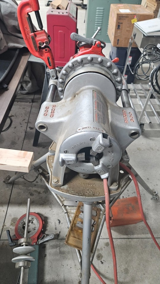 Ridgid 300 Pipe Threader Machine with two die heads and extra cutters ...