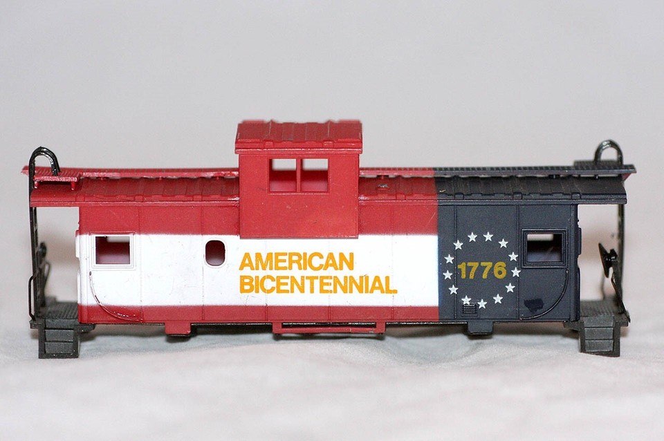 HO Scale Tyco Spirit of 1776 Bicentennial Locomotive shell and Bachmann ...