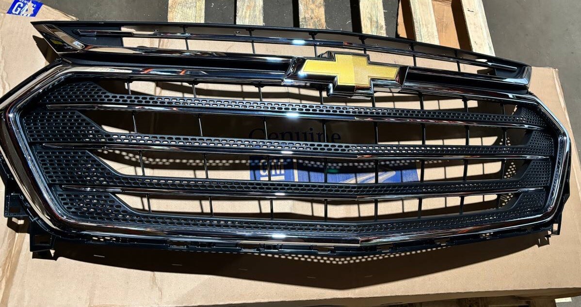 2018-2023 Chevrolet Traverse Grille ASM Chrome/Black Genuine GM NEW ...