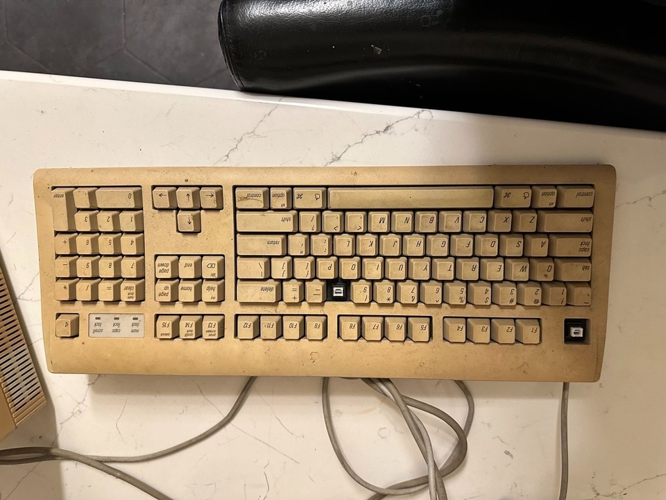 Apple Macintosh SE/30 W/ power cord and keyboard. sold AS IS!! Powers ...