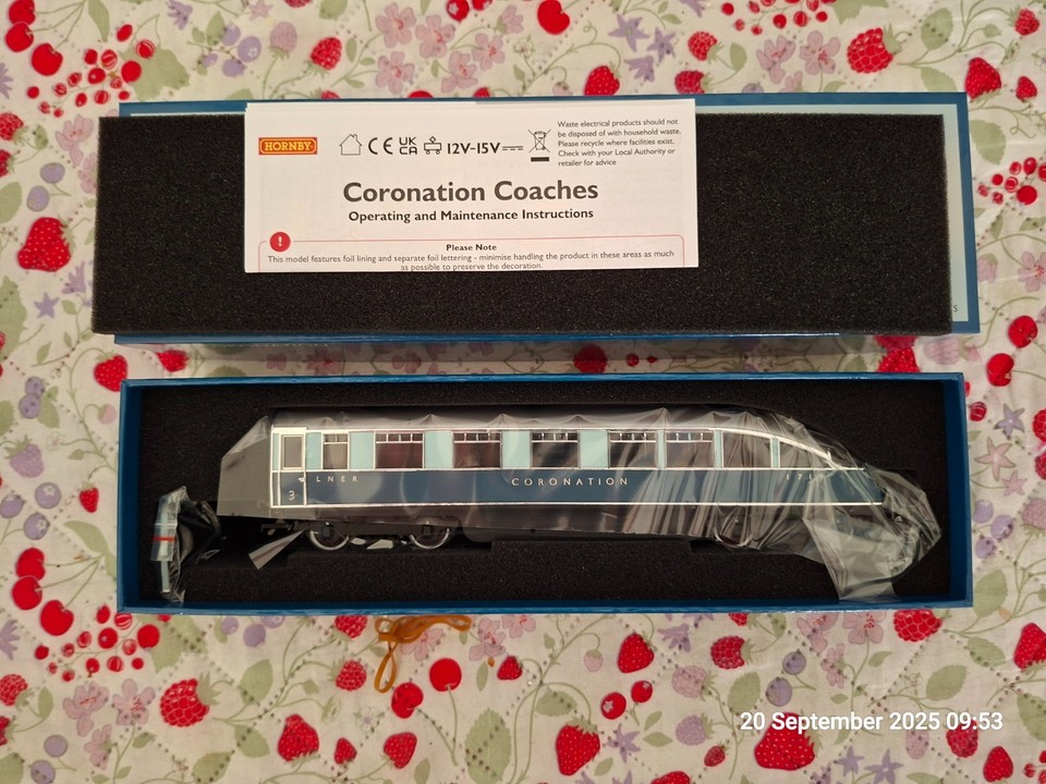 Hornby R40227 OO Gauge LNER, Coronation Observation Car, 1719 - Era 3 ...