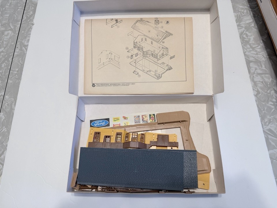 Tyco HO Scale Building Lot Hotel, Repair Shop, House, Station, Machine ...