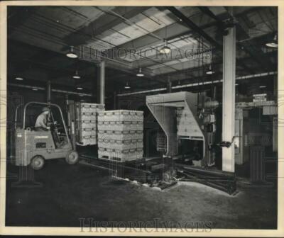 Press Photo Marcus Hook Working at Sun Oil Company Warehouse - sya18394 ...
