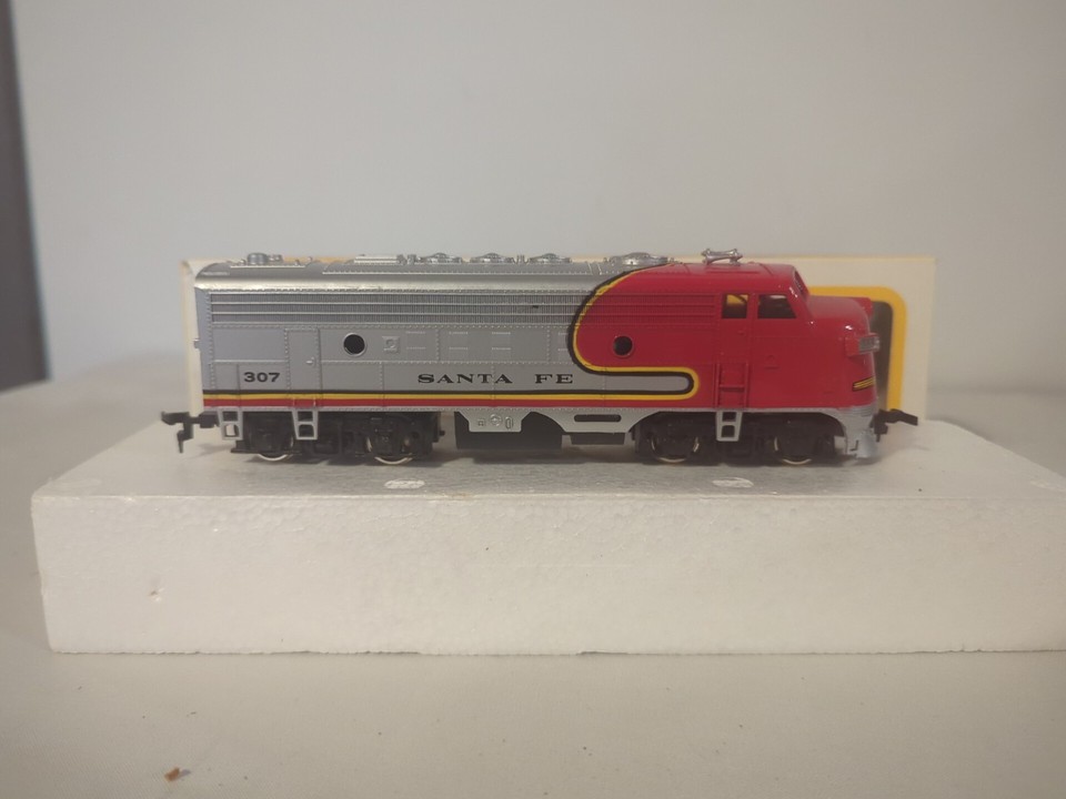 HO Scale Bachmann EMD F9 Diesel LOCOMOTIVE Santa Fe 307 Vintage ...