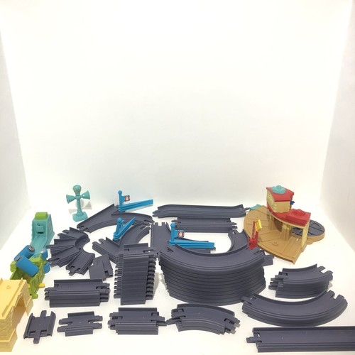 Chuggington Train Tracks Round House With Lights And Sounds Accessories ...