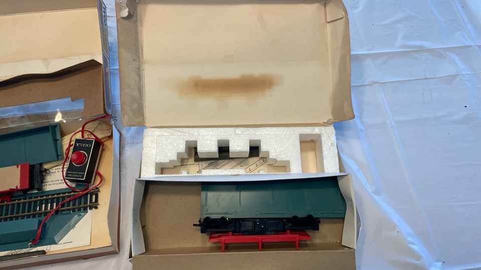 Cattle & Depot Set Freight Unloading Boxcar Log Dump Car Set Remote ...