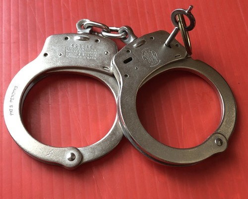 S&W Smith & Wesson Handcuffs with 1 Key. Pat’s Pending Made In USA | eBay