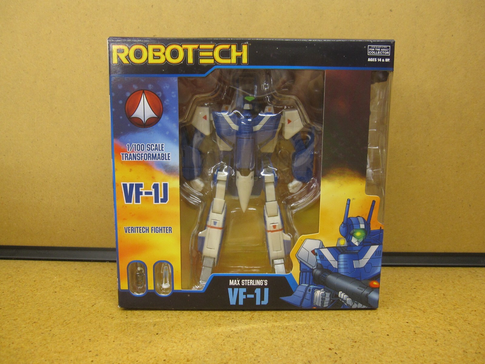 Robotech Transformable 1/100 Scale Veritech with Action Figure Pilots ...