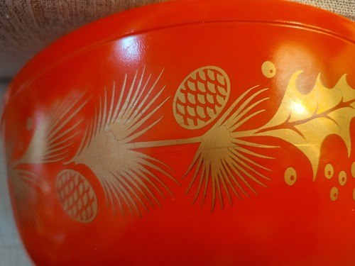 Vtg PYREX 1960 Golden Leaf Casserole Red Gold Holly Leaves 404 Bowl w ...