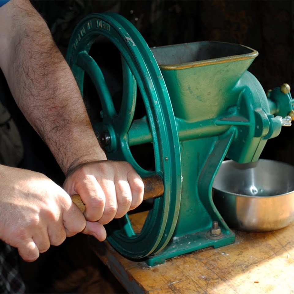 Diamant Hand Grain Mill, Heavy Duty Manual Crank Coarse to Fine Flour ...