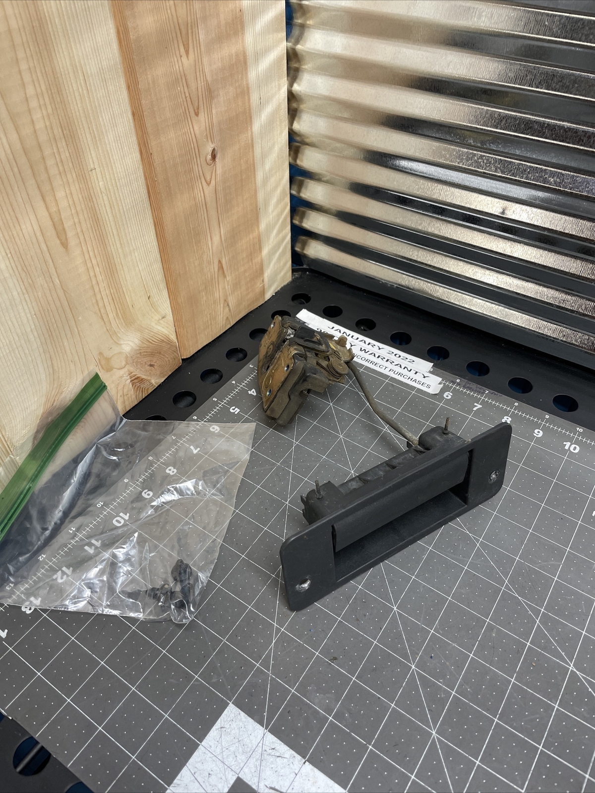 2000 2005 Ford Excursion Rear Right Barn Door Latch and Handle W/ 2 Or ...