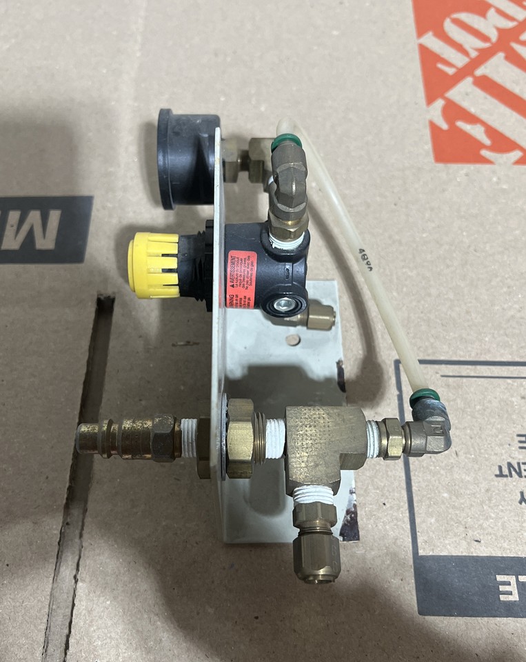 Parker 14R113FC Pneumatic Pressure Regulator 1/8" NPT 300 PSI Max 125°F ...