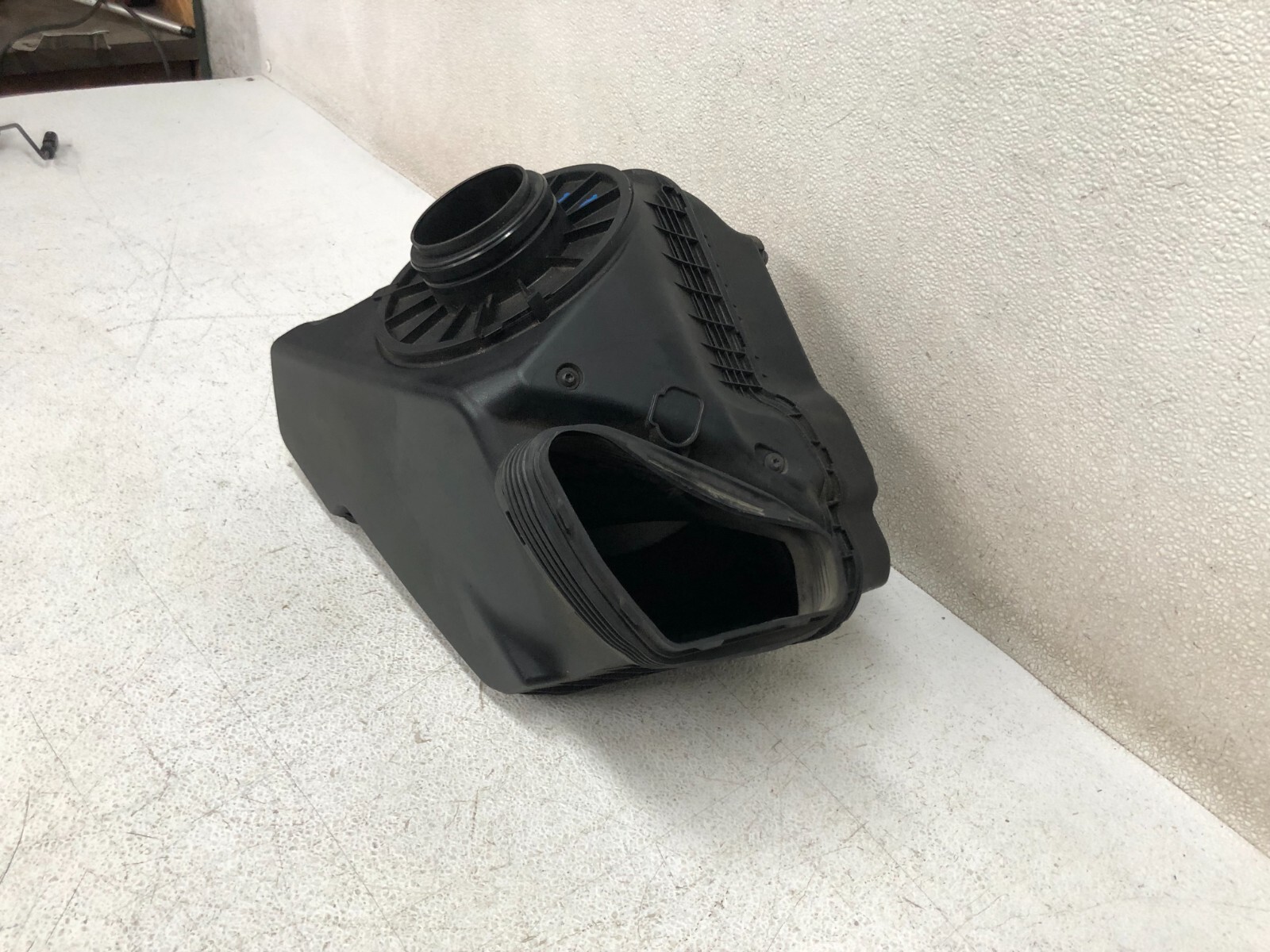 12-18 AUDI A7 ENGINE AIR CLEANER FILTER BOX AIR CLEANER HOUSING, OEM ...