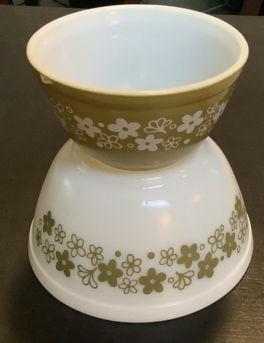 PYREX Crazy Daisy Mixing Bowls - Set of 2: Green 1-1/2qt (402) & 1-1 ...