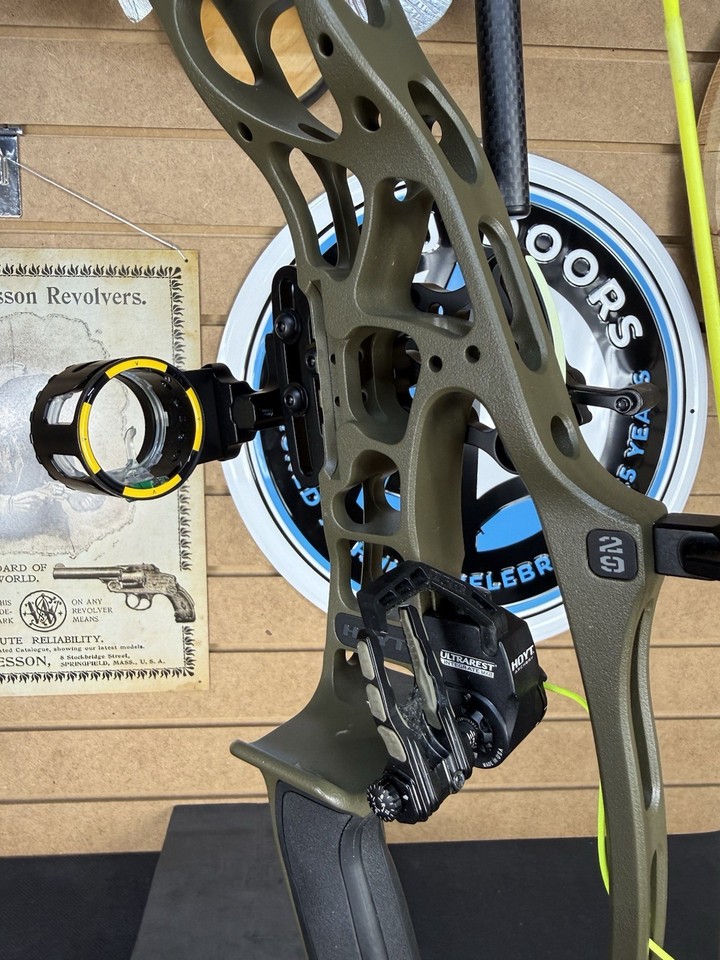 Hoyt AX2-29 Archery Compound Bow 60-70# 28" RH Mossy Oak Bottomland ...