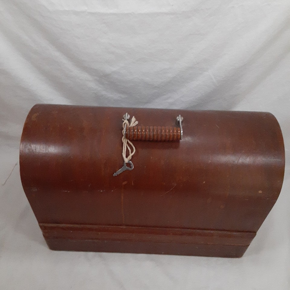 Antique 1933 Singer Sewing Machine With Knee Lever Hem Feet Crank Wood ...