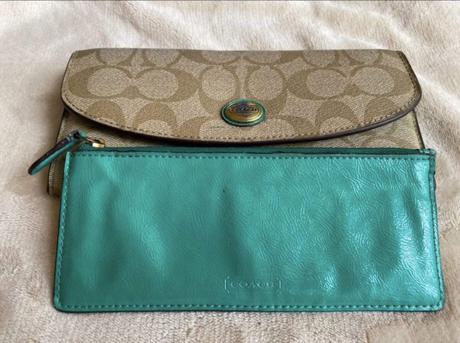 COACH PEYTON SIGNATURE WALLET BEIGE AND TURQUOISE - Gem