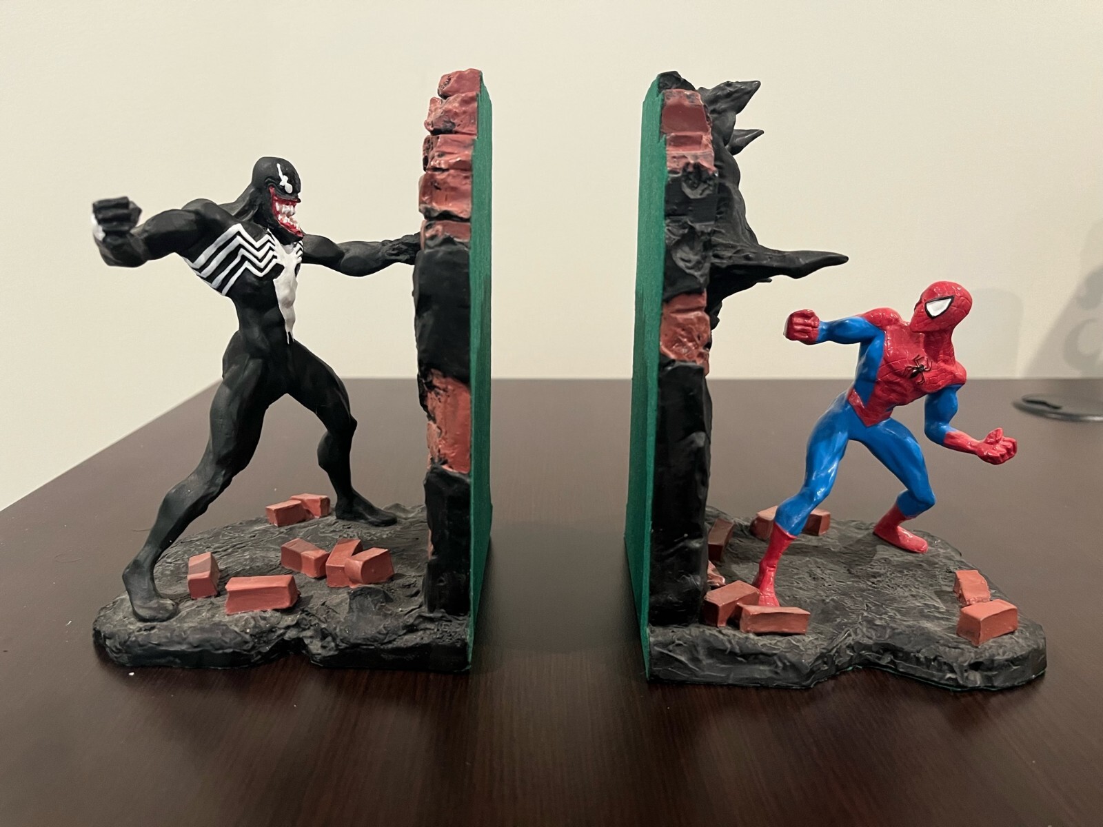 SPIDERMAN VS VENOM STATUE BOOKENDS MARVEL COMICS | eBay