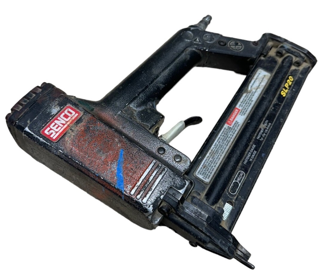 Senco SLP20 1-5/8" 18 Gauge Pneumatic Brad Nailer Locking Hard Case ...