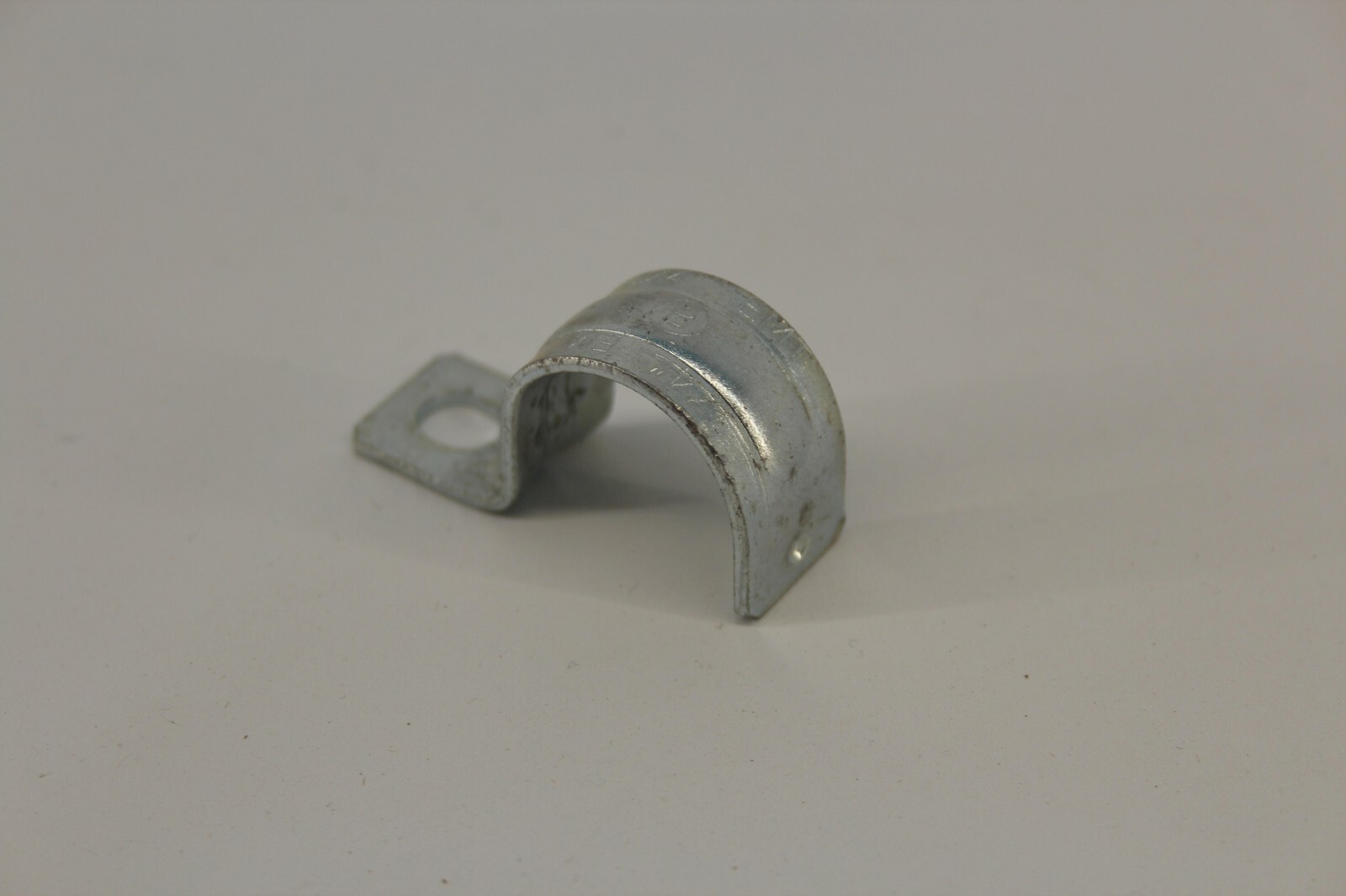 921-S Bridgeport 3/4 One hole clip EMT Strap (500 per case) NEW! | eBay