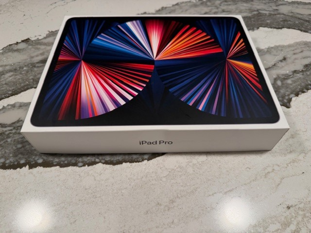 Apple iPad Pro 12.9-inch (5th generation) 1 TB with Keyboard and Apple ...