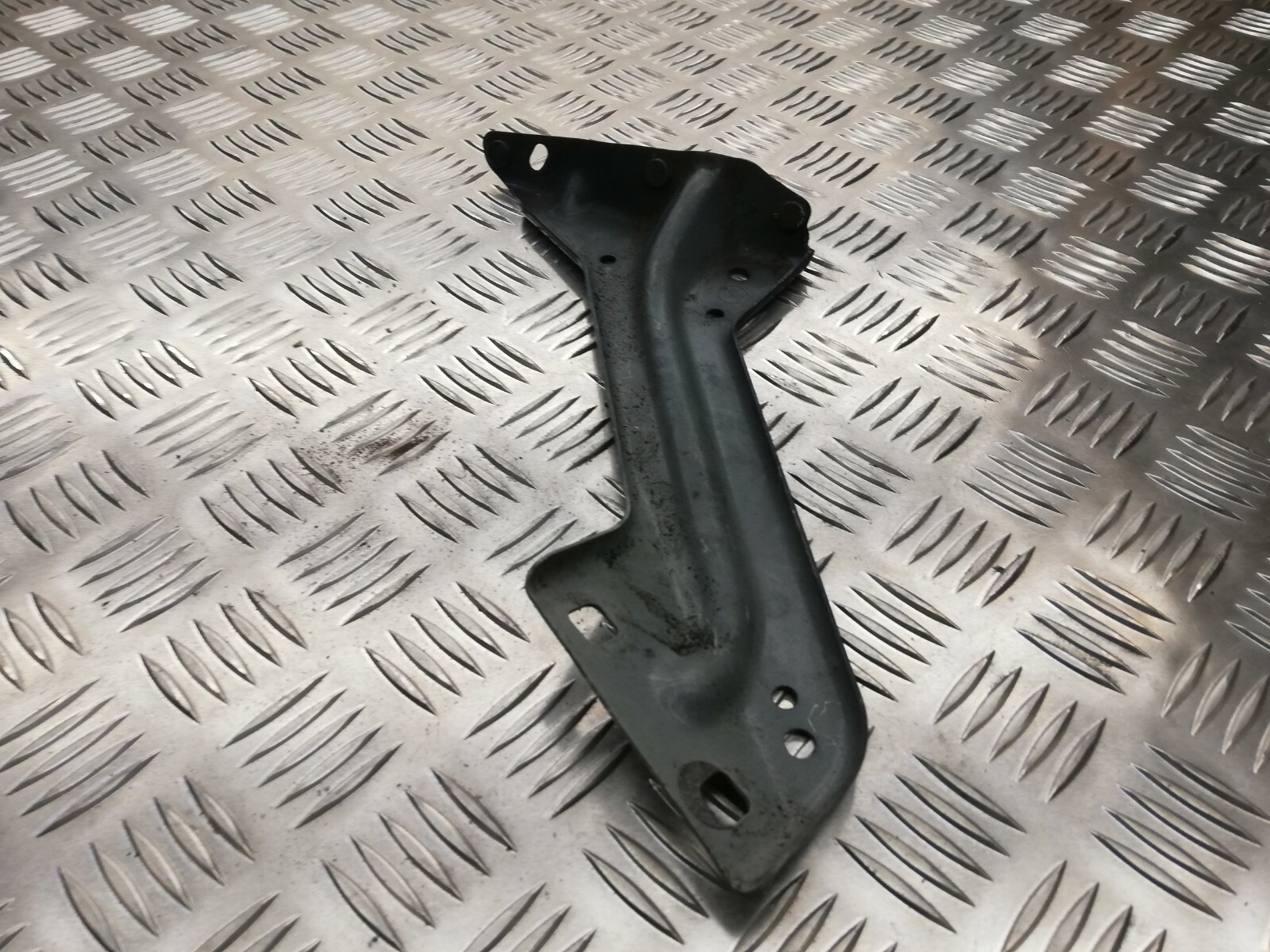 T36 AUDI Q5 (8R) Front Right Fender Bracket 8R0821136 | eBay