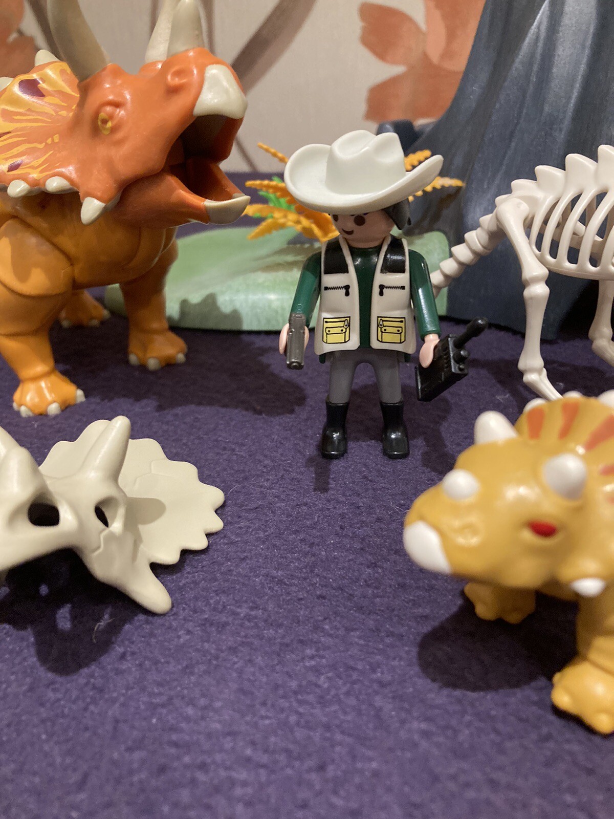 PLAYMOBIL Set 4170 Exploding Volcano Skeleton Dinosaur Baby Triceratops ...