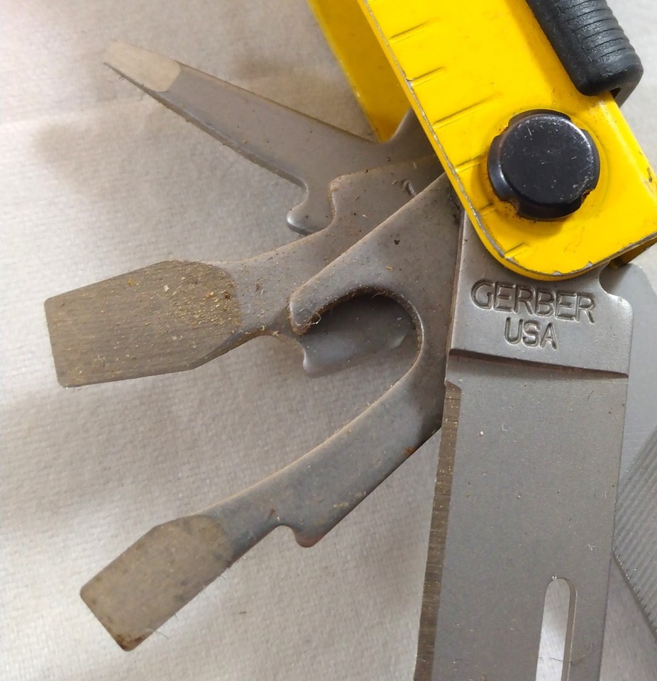 GERBER 600 Multi-Tool W/ Retractable Pliers, 2 Knives, 4 Screwdrivers ...