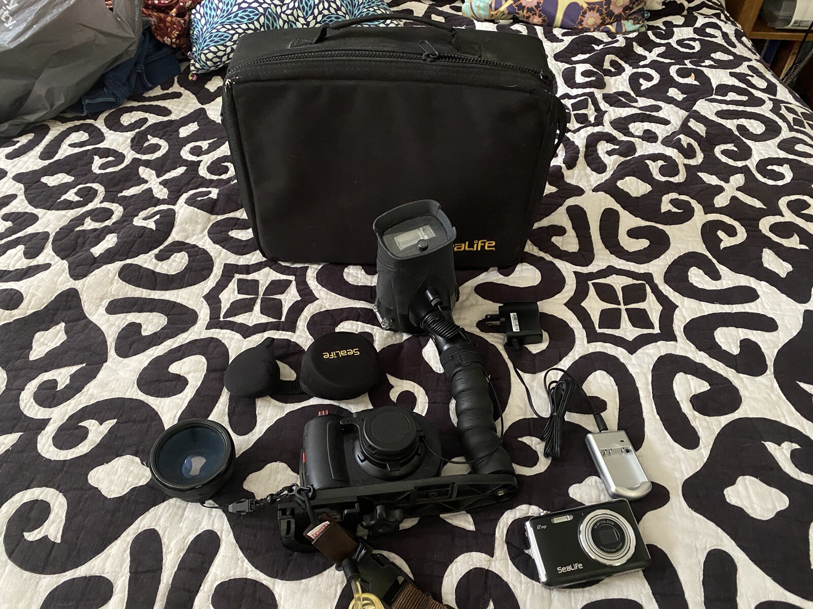 Sealife DC1400 HD Digital Underwater Camera Bundle – Cases & Lens ...