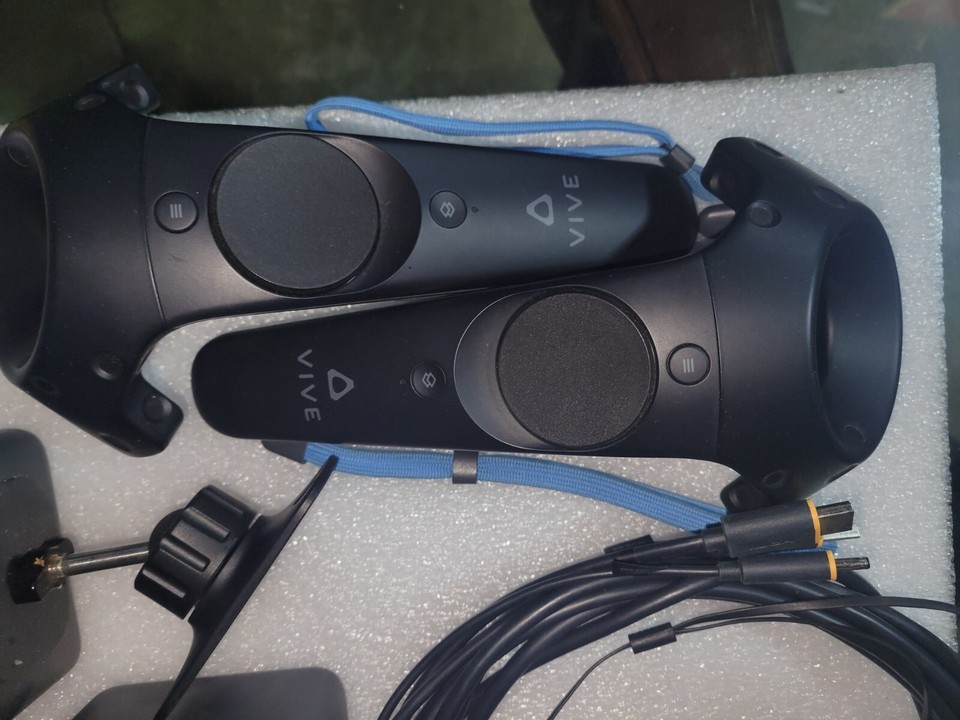 HTC Vive VR Headset Complete Set Full Kit System Steam VR PC Virtual ...