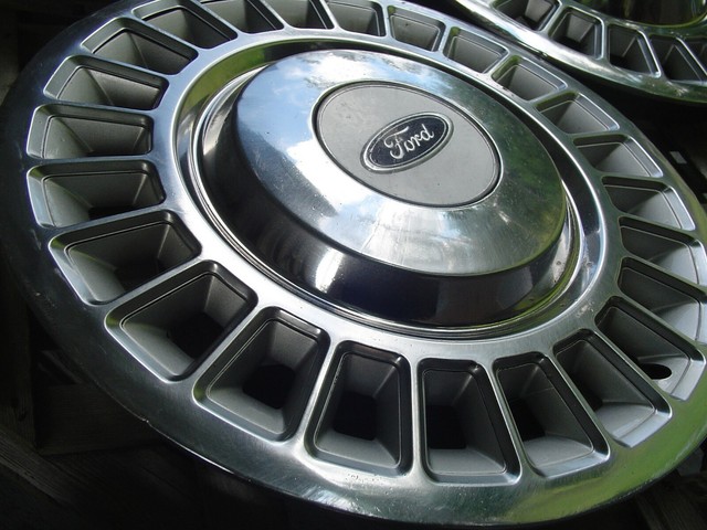 1998 1999 2000 2001 2002 FORD CROWN VIC HUBCAPS WHEEL COVERS CENTER ...