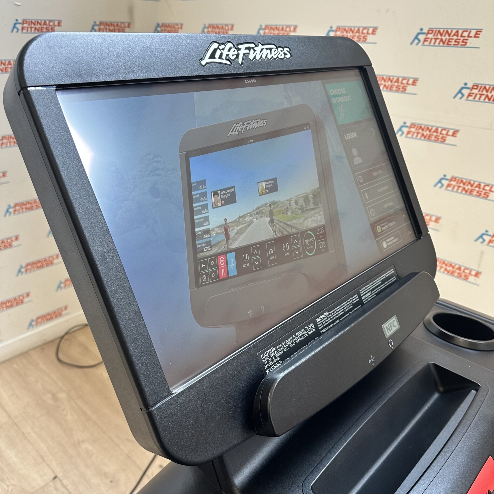 Life Fitness Integrity Series Deluxe Treadmill with Discover SE3HD ...