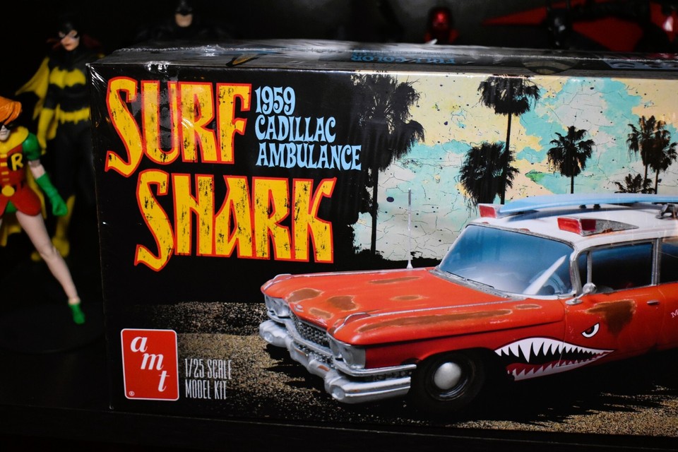 AMT 1242 1959 Cadillac Ambulance Surf Shark 1:25 Plastic Model Kit ...