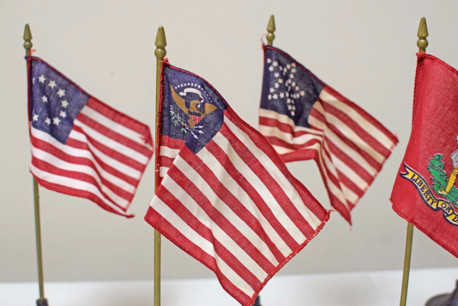 MINIATURE US Desk Flags~ 6 x 4 inch Colonial America Theme ~ Each w ...