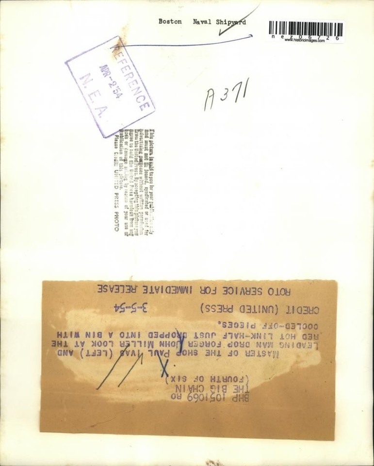 1954 Press Photo Red Hot Chain Link Half in Bin at Boston Naval ...