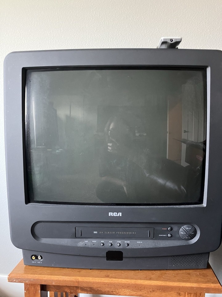 1996 19 Inch RCA VCR Combo TV Serial Number 627321226 (With Universal ...