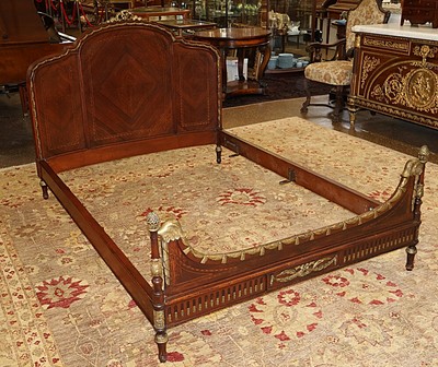 1900-1950 - Antique Wood Bed