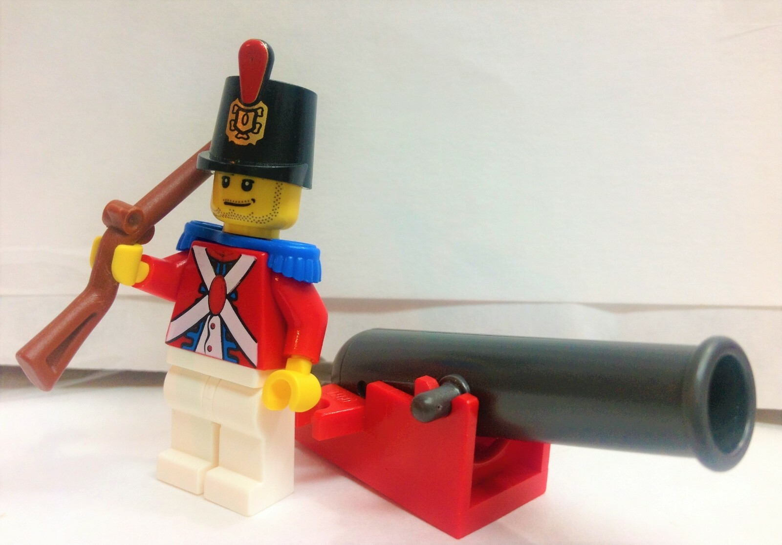 Lego Pirate Imperial Redcoat Minifigure Guard + Cannon / Pearl & Red ...