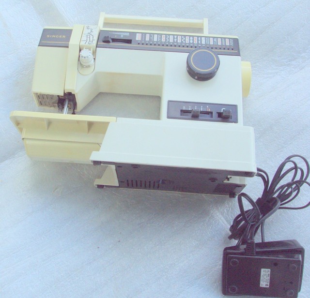 Singer Portable Zig-Zag Sewing Machine Model 4622A - Working for sale ...