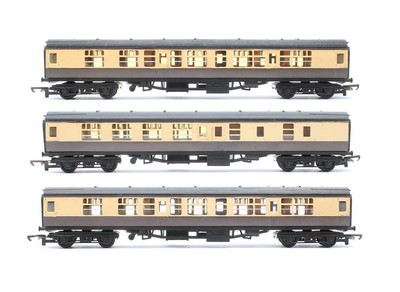 HORNBY 'OO' GAUGE RAKE OF 3 BROWN/CREAM ASSORTED COMPOSITE/ BRAKE ...