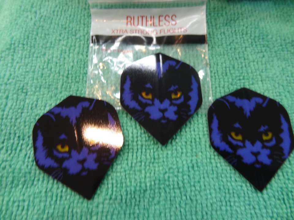 Piranha Razor Grip 22g Steel Tip Darts 90% Tungsten 19513 w/ Case 3 ...